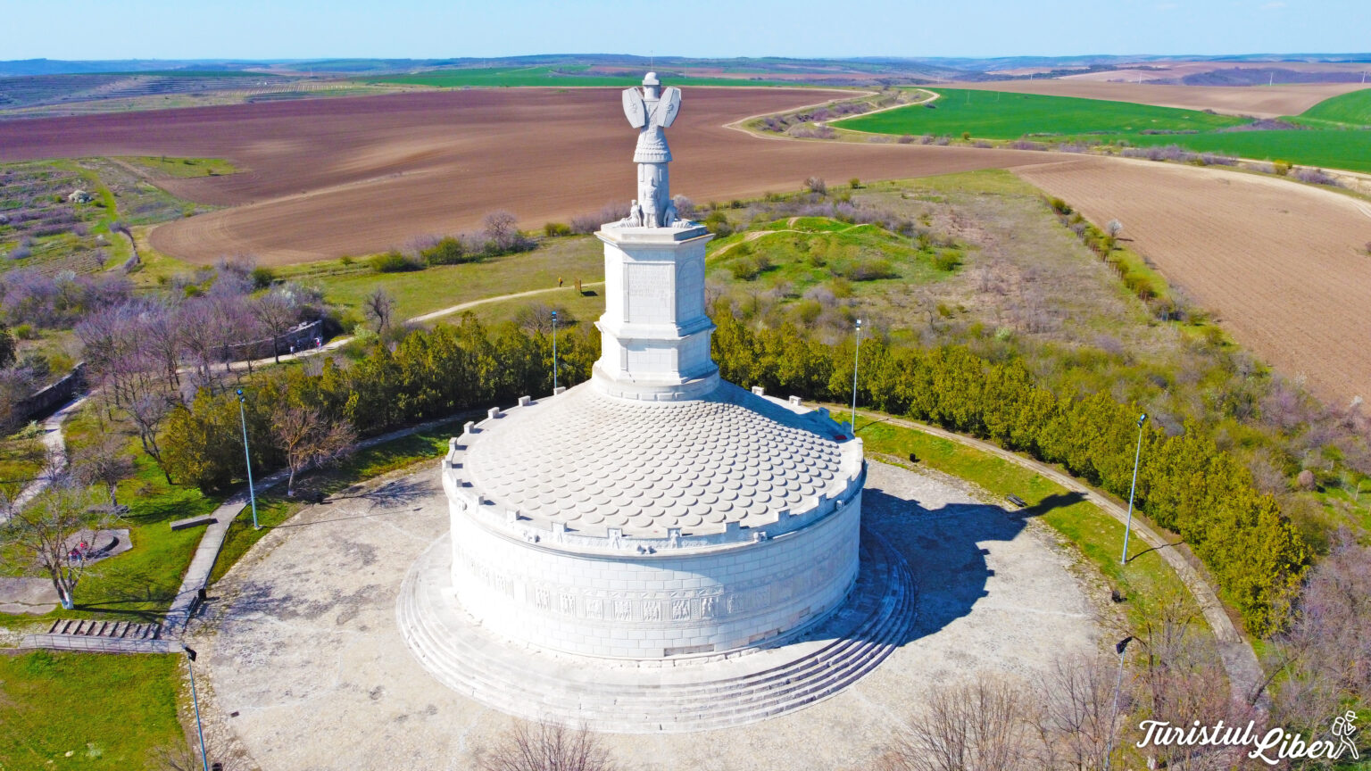 Monumentul de la Adamclisi - Descopera Tropaeum Traiani | TuristulLiber.ro