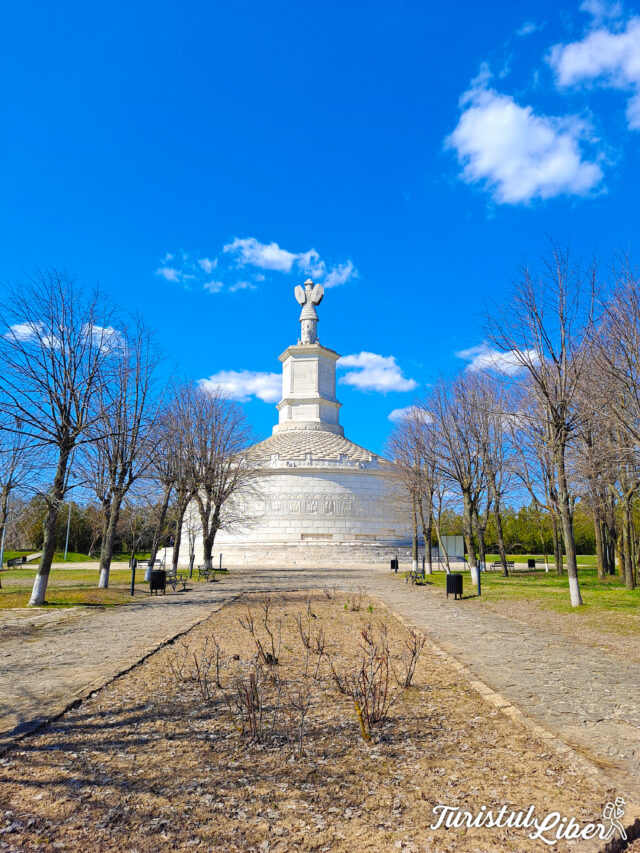 Monumentul de la Adamclisi - Descopera Tropaeum Traiani | TuristulLiber.ro