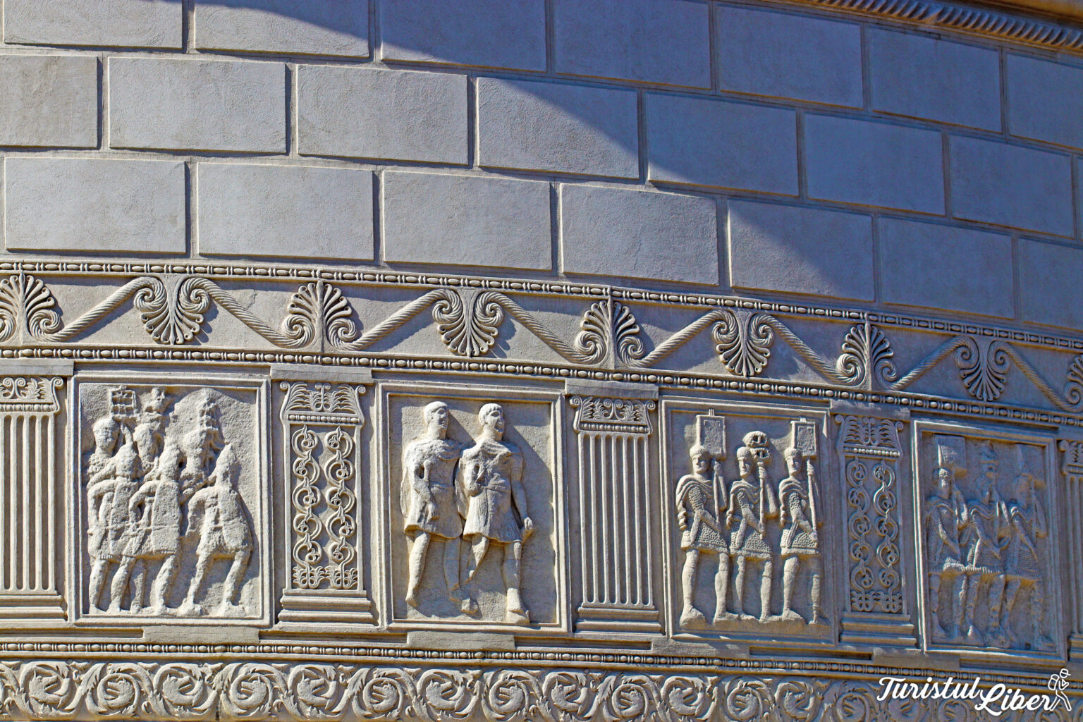 Monumentul de la Adamclisi - Descopera Tropaeum Traiani | TuristulLiber.ro